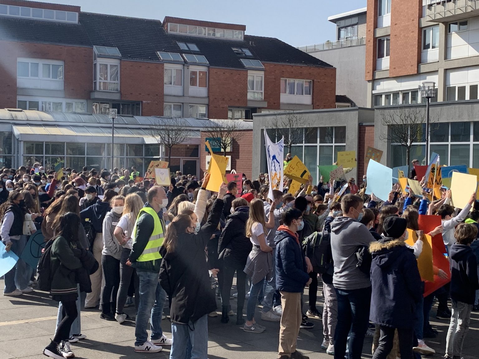 Erasmus-von-Rotterdam-Gymnasium mobilisiert 1.000 Menschen zur ...