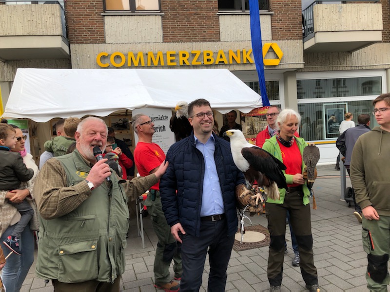 Ferkesmarkt lockte mit Greifvogelschau und Schweinerennen | Rheinischer ...