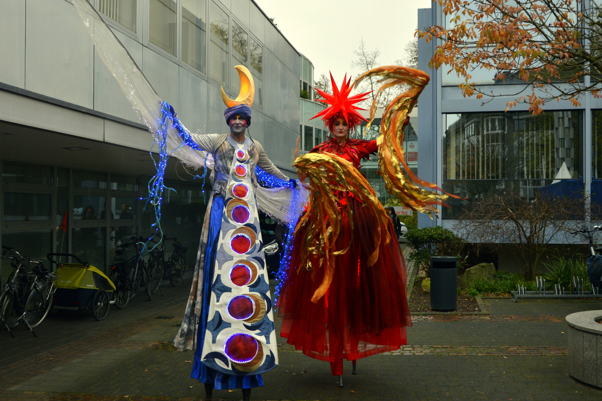 Mond- und Sternenwesen verzauberten beim Viersener Martinsmarkt ...