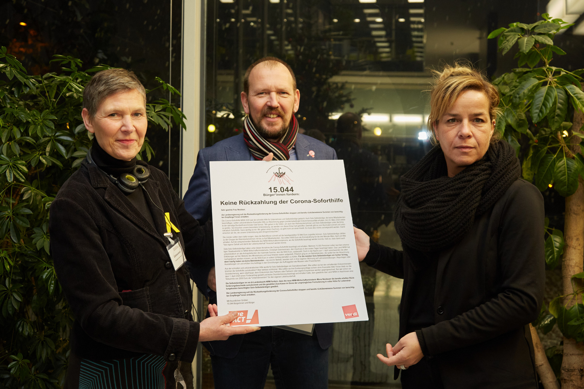 Corona-Soforthilfe: ver.di-Selbstständige überreichten Petition mit ...