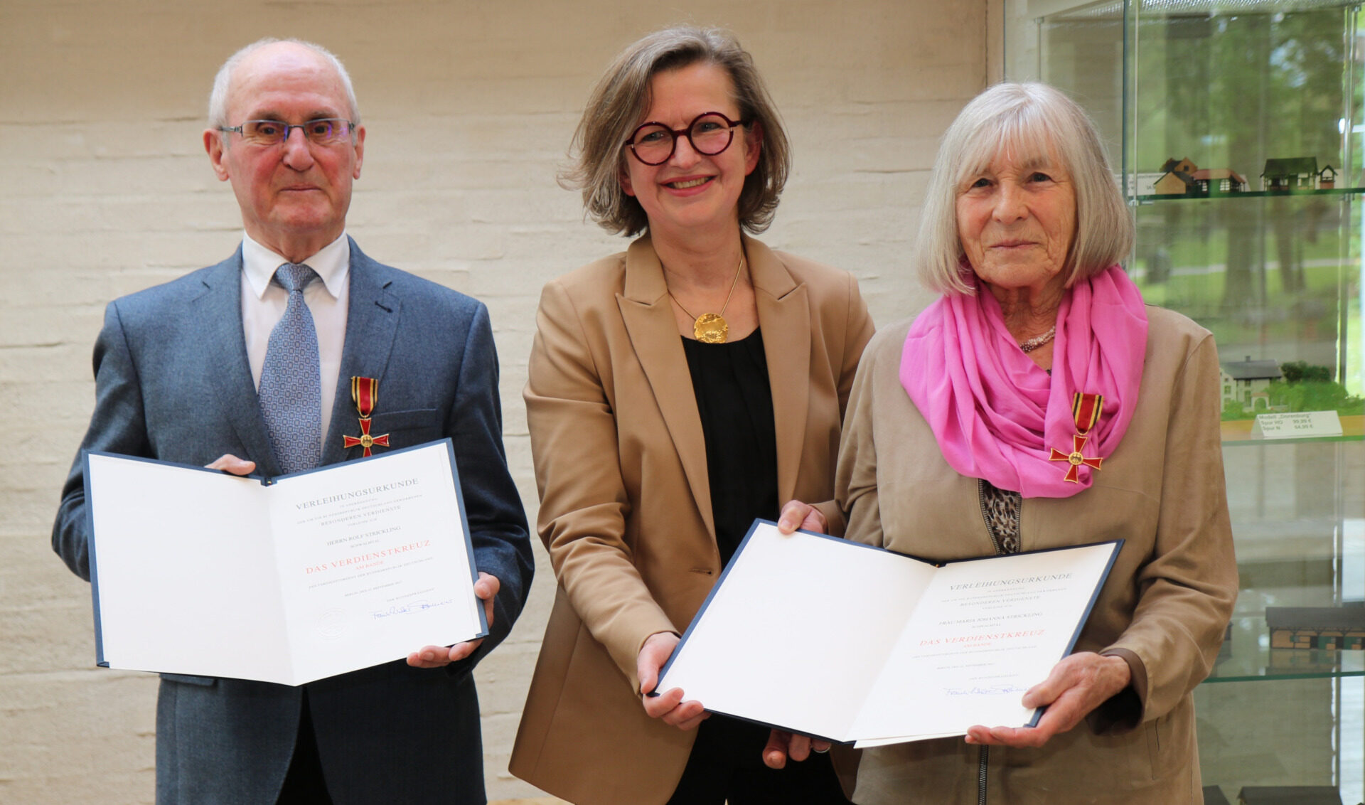 Waldniel: Eheleute Strickling erhalten Verdienstkreuz am Bande ...