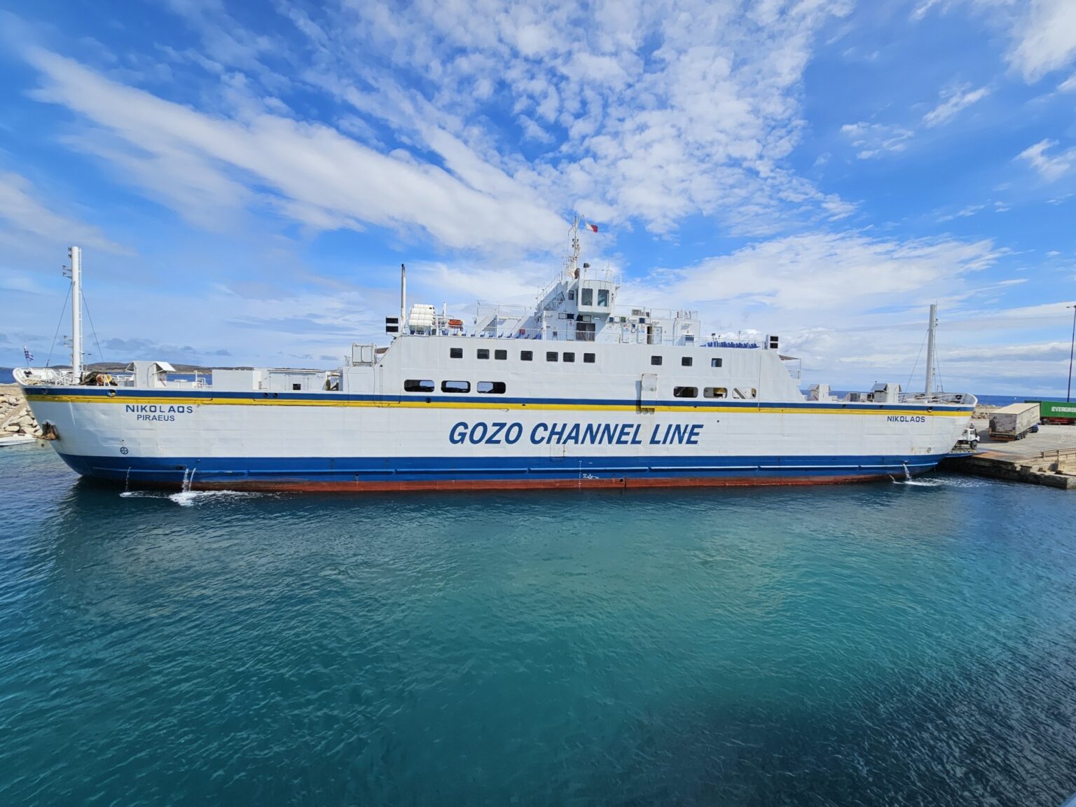 Unter griechischer Flagge fährt die „Nikolaos Piräus“ zwischen Gozo und ...