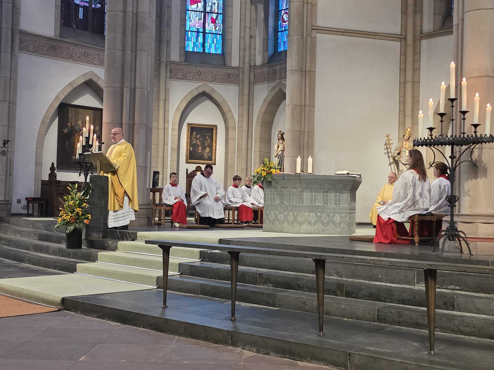 Ein festlicher Neubeginn unter den Türmen von St. Cornelius ...